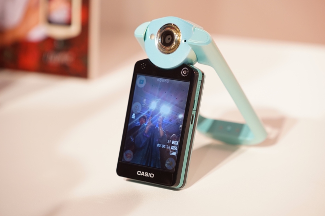 新一代自拍神器 Casio TR-60 閃亮登場，內建 Exilim 自動傳輸與 Selfie 自拍藝術功能 | T客邦
