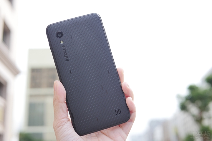 免四千元！輕巧一手掌握的 InFocus M370 入門機動手玩 | T客邦