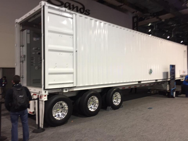 資料太多傳到雲端等很久？直擊AWS Snowmobile 貨櫃車級「外接行動儲存裝置」 | T客邦