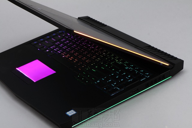 Alienware 17 R4 評測：17 吋螢幕搭配 GeForce GTX 10 ，霸氣十足的高效能電競筆電 | T客邦