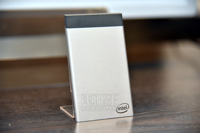 名片盒大小的模組化電腦，Intel Compute Card 將在 8 月出貨 | T客邦