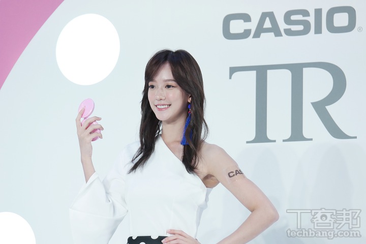 不是粉餅盒，這是 Casio 推出的新一代自拍神器 TR Mini | T客邦