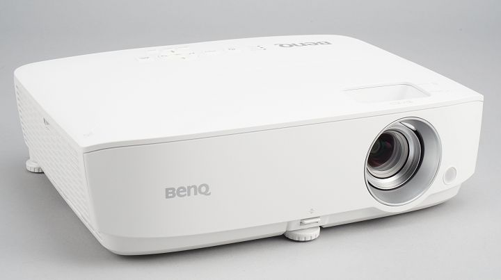 BenQ W1050 家用投影機評測：新增豔彩電視模式，平價高畫質超優選 | T客邦
