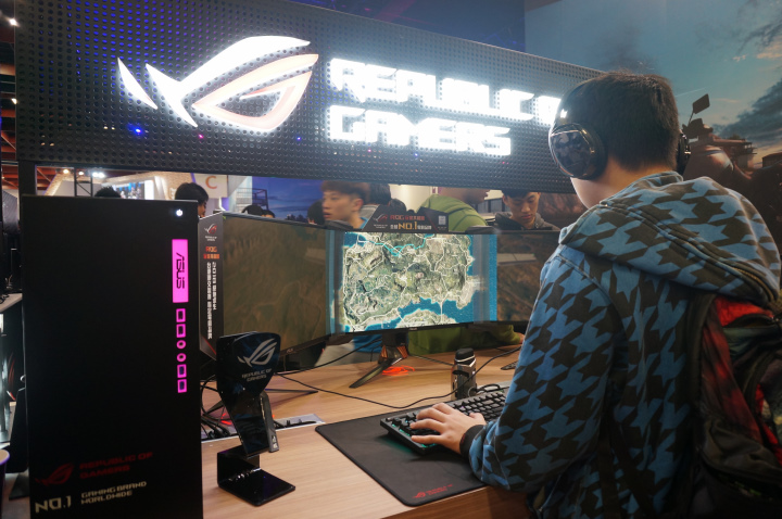 Asus ROG Bezel-Free Kit無邊框套件動手玩，根本就是光學迷彩啊！ | T客邦