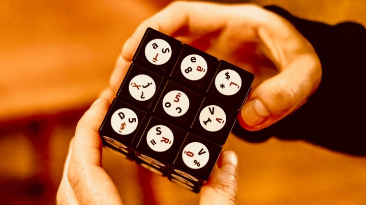 Ultra Password Cube 亂數密碼產生器，免插電就能轉出安全密碼 | T客邦