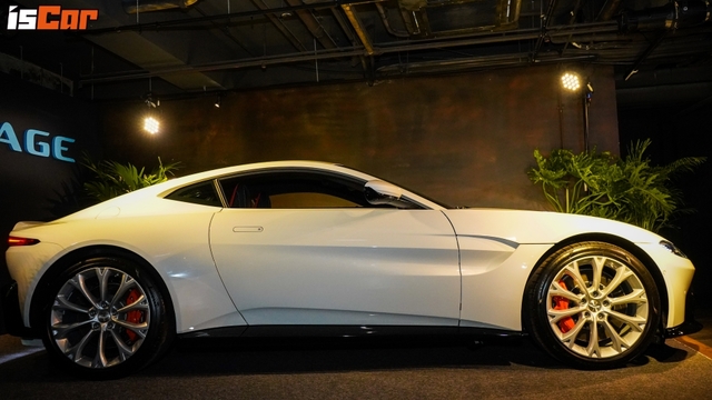 全新 Aston Martin Vantage 880 萬起正式上市，雙渦 V8 強心加持、英倫紳士動感轉型！ | T客邦