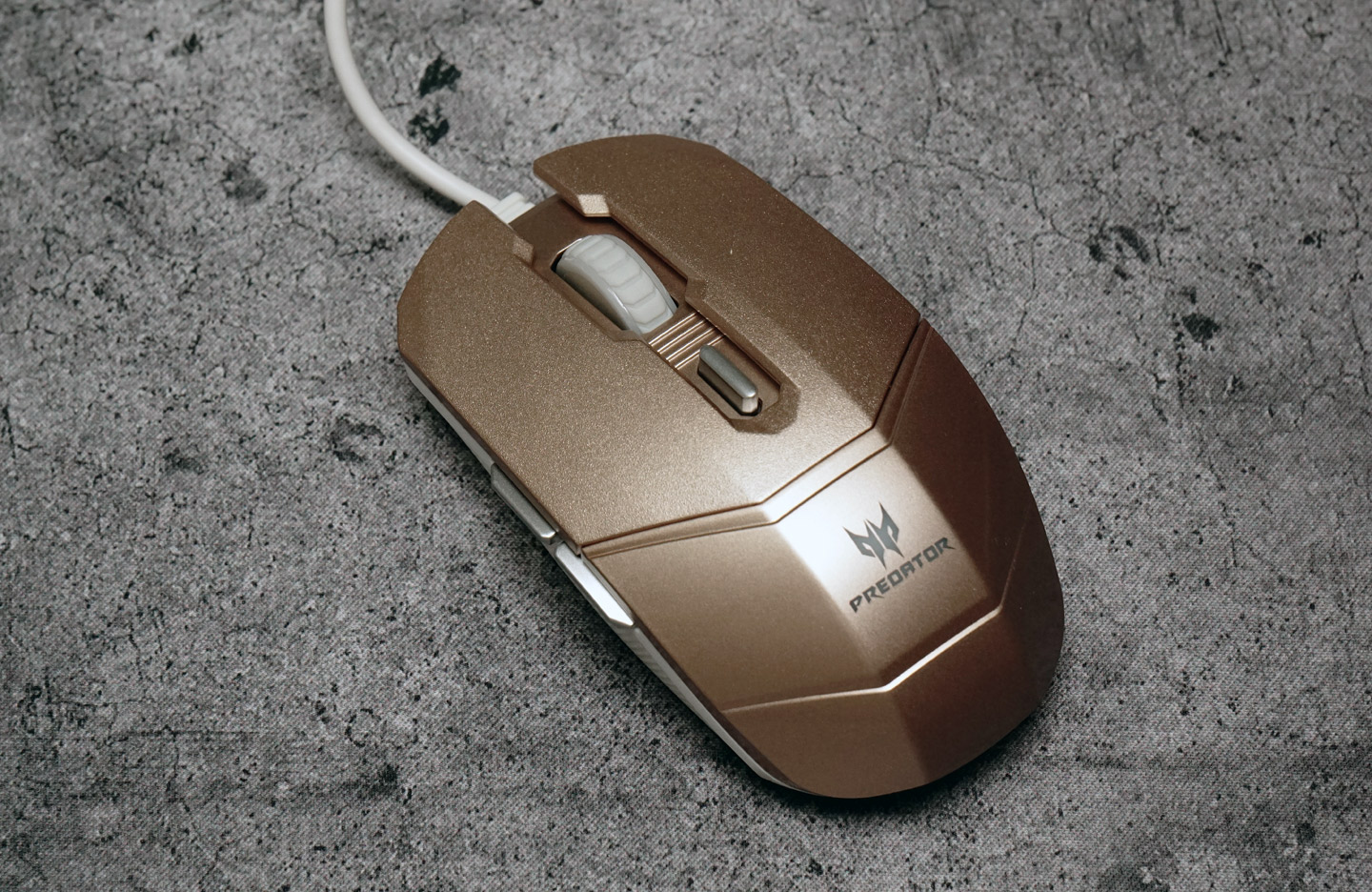 Acer Predator Helios 300 白色特仕版開箱：白與金碰撞出優雅電競新風貌 | T客邦
