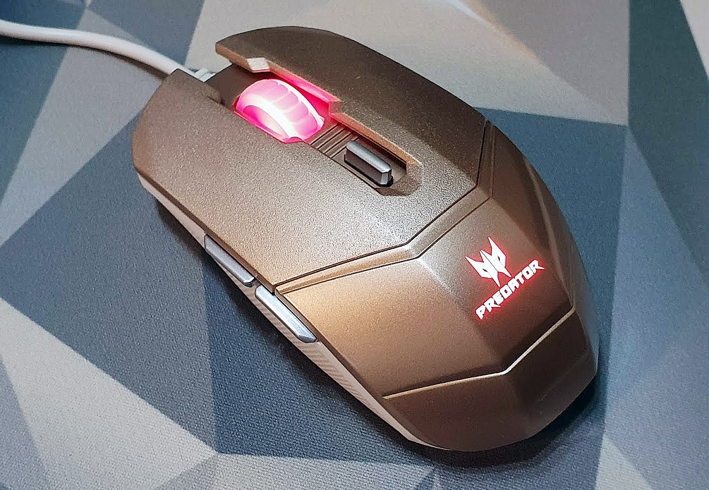 Acer Predator Helios 300 白色特仕版開箱：白與金碰撞出優雅電競新風貌 | T客邦