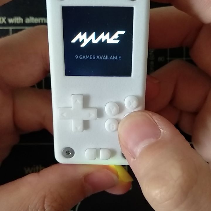 TinyPi Pro土砲迷你主機，在銅板大的螢幕上暢玩懷舊遊戲 | T客邦