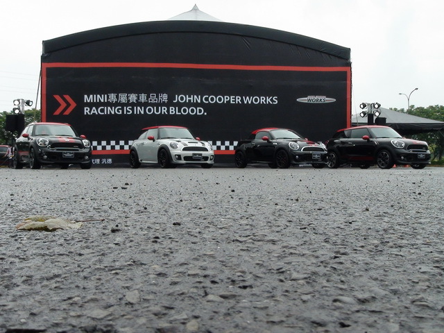 2013 John Cooper Works駕訓、全新四款 JCW車型到齊！信不信 75歲阿伯單手就能飆贏你？ | T客邦