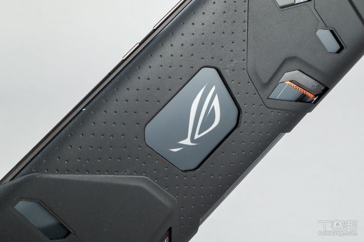 「ROG Phone 2 大全套」 開箱！全配件介紹 + 21 小時超長續航跑分測試 | T客邦
