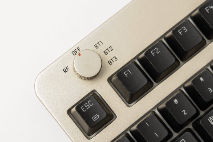 文青鍵盤更實用，Azio Fokal加入可程式化7向飛梭旋鈕 | T客邦