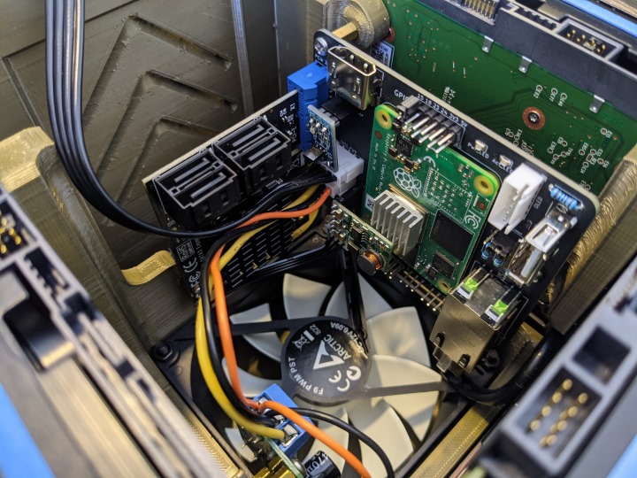 CM4 custom PCIe開源專案，讓Raspberry Pi 4變成4 Bay土砲NAS | T客邦