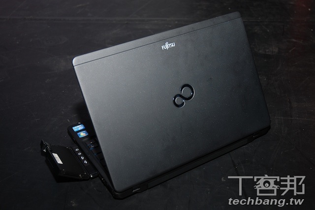 1.22公斤！Fujitsu Lifebook SH771 超輕薄效能筆電登場 | T客邦