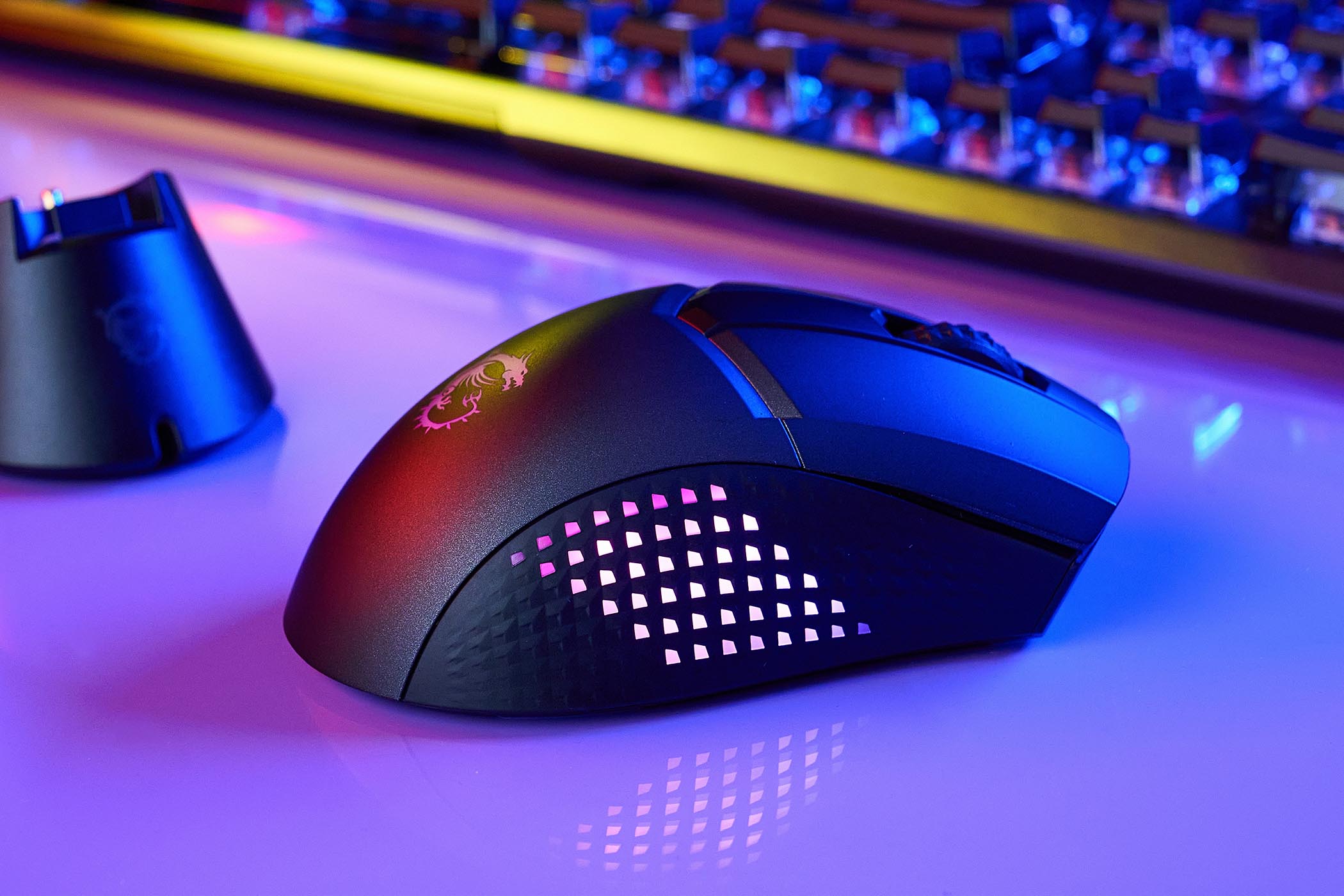 MSI CLUTCH GM51 輕量電競滑鼠系列開箱：有線、無線雙版本一次看，嶄新設計讓人眼睛一「亮｣、手感大加分！ | T客邦