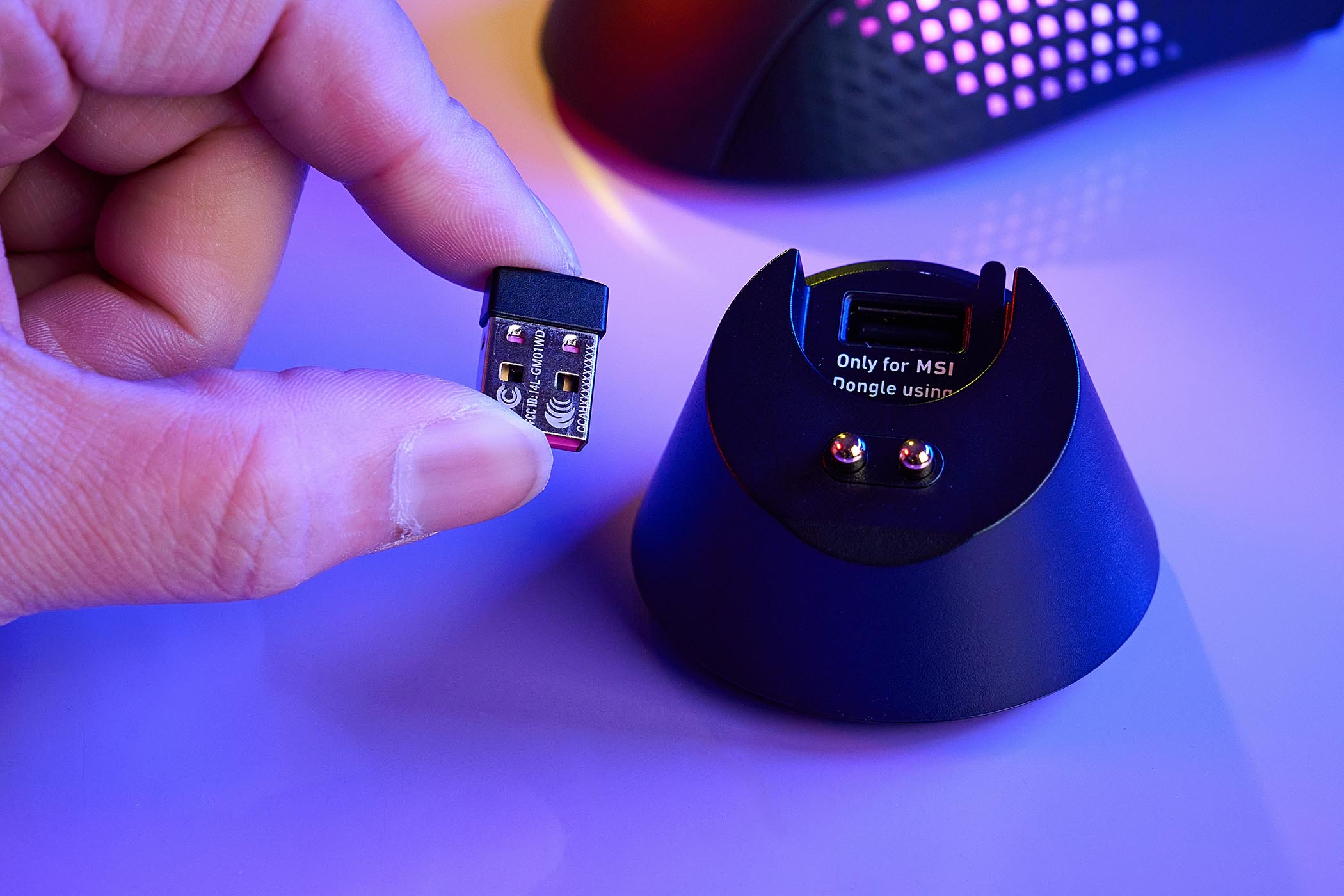 MSI CLUTCH GM51 輕量電競滑鼠系列開箱：有線、無線雙版本一次看，嶄新設計讓人眼睛一「亮｣、手感大加分！ | T客邦