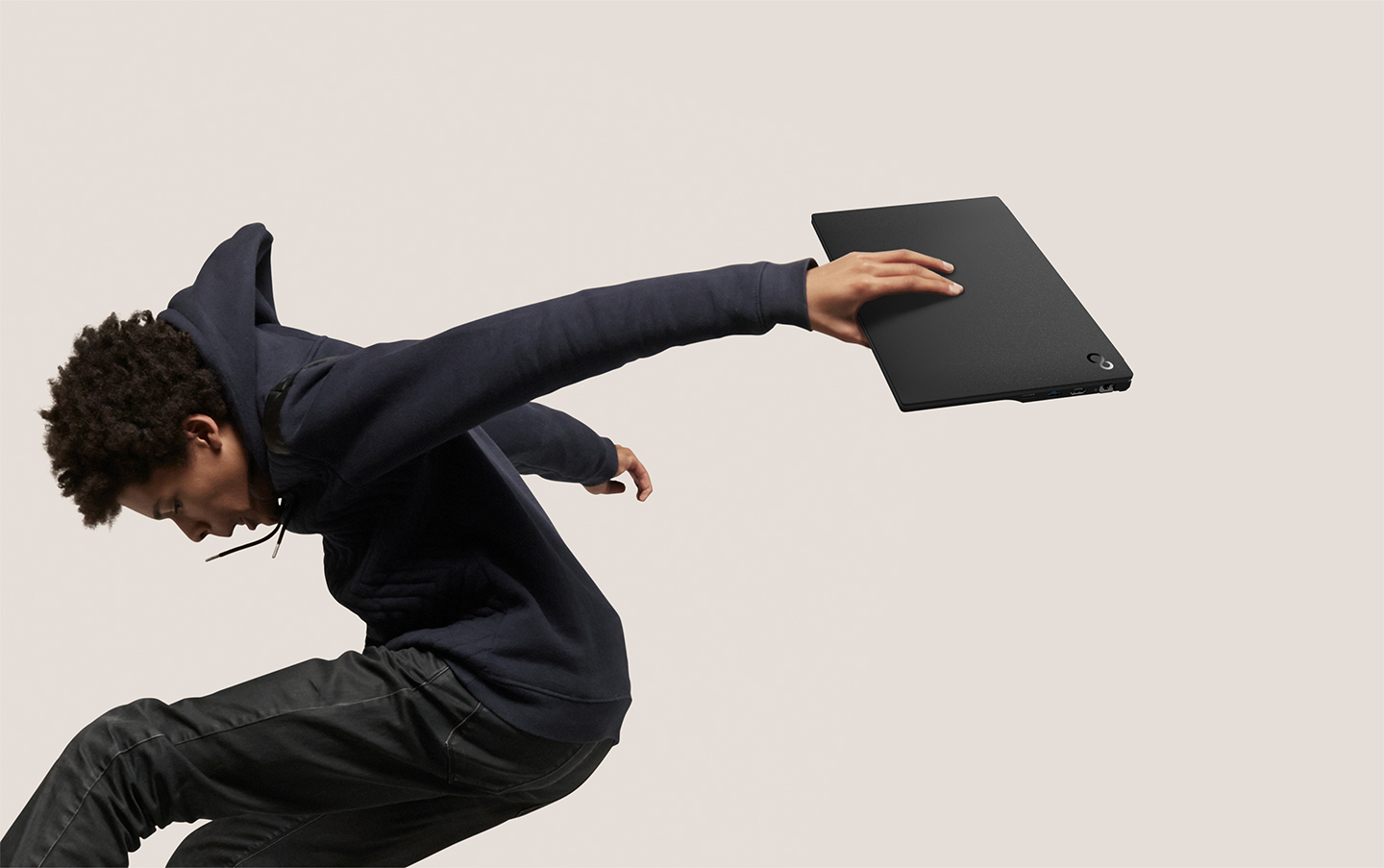 精技電腦獨家代理富士通 Fujitsu FMV UH-X 輕型筆電，全機僅 868g，最新 Intel EV 平台認證兼具高效能與超長續航 | T客邦