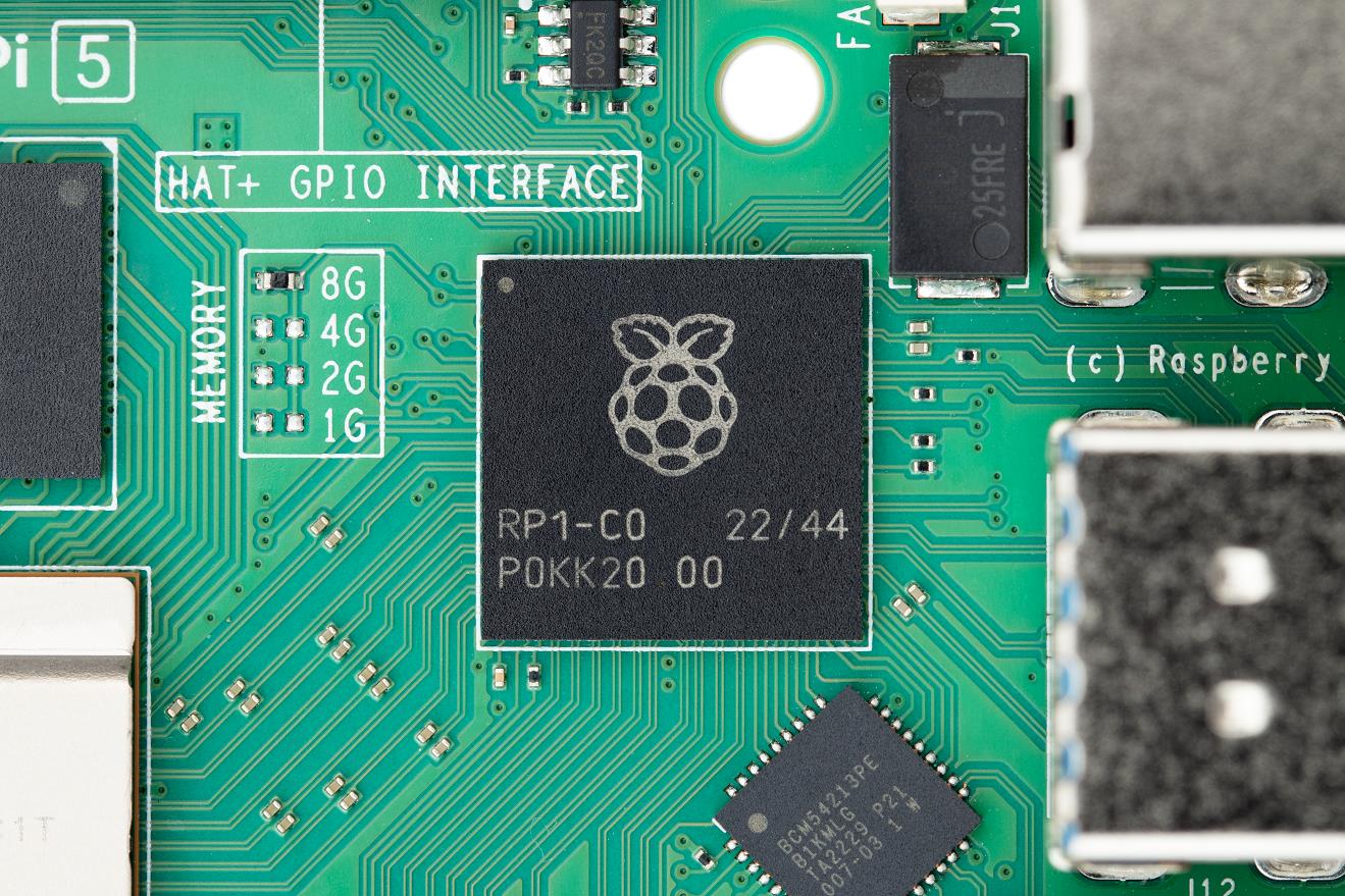Raspberry Pi 5終於來了！效能更高、內建PCIe匯流排還有實體電源鍵 | T客邦