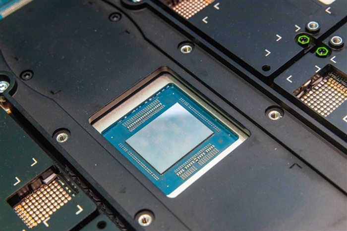 NVIDIA Blackwell B200新照：8卡平行，總功耗8000W | T客邦