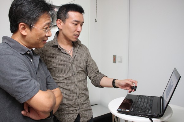 資深設計師Ted體驗昆盈Genius Ring Presenter指環式觸控簡報滑鼠，到處都是行動辦公室 | T客邦