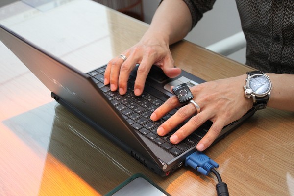 資深設計師Ted體驗昆盈Genius Ring Presenter指環式觸控簡報滑鼠，到處都是行動辦公室 | T客邦