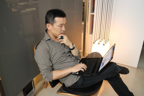 資深設計師Ted體驗昆盈Genius Ring Presenter指環式觸控簡報滑鼠，到處都是行動辦公室 | T客邦